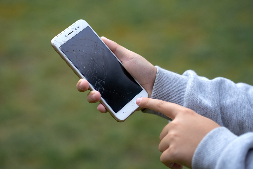 Can You Keep Using a Phone with a Broken Display? Risks Explained ...