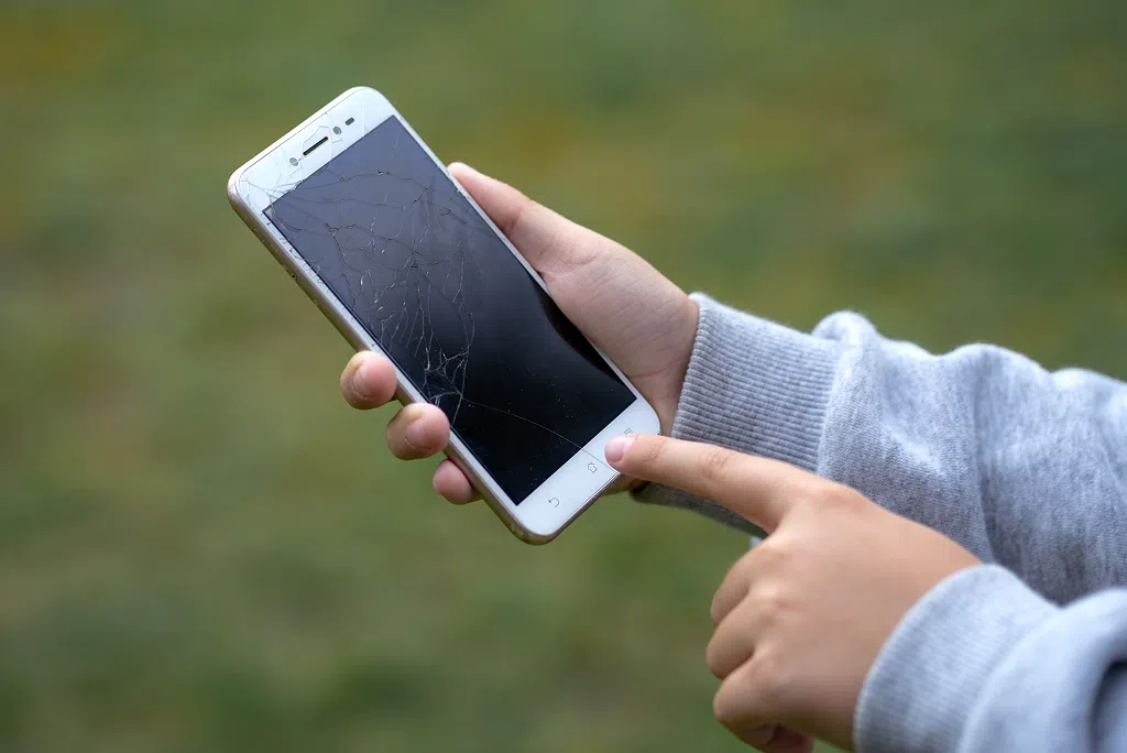Can You Keep Using a Phone with a Broken Display? Risks Explained ...